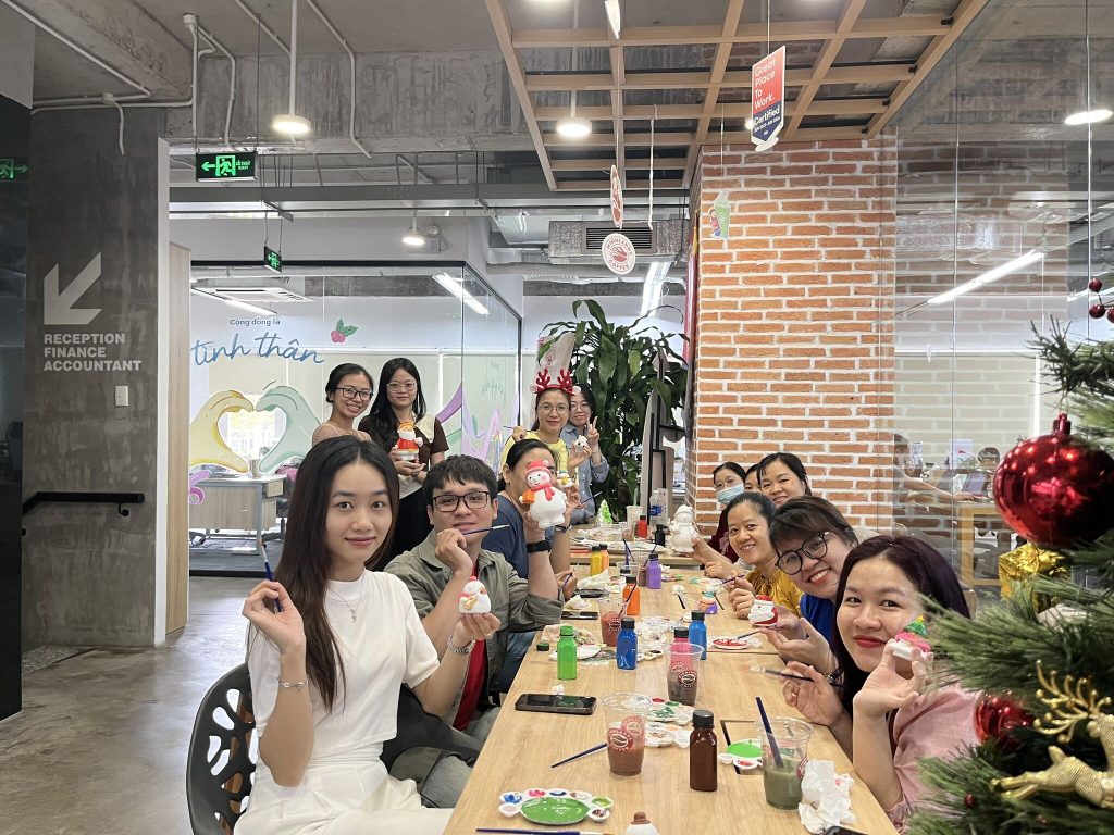 Không Khí Noel Tràn Ngập Khắp Văn Phòng Highlands Coffee - HighLands ...